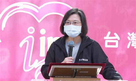 蔡英文出席活動脫口罩突被問「您確診過了嗎？」 男主持人慘遭維安拉到一旁 中天新聞網