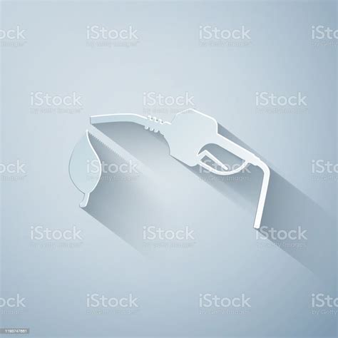 종이 는 회색 배경에 격리 연료 노즐과 잎 아이콘바이오 연료 개념을 잘라 자연 에너지 개념 주유소 총 표지판입니다 종이 아트