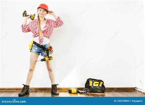 Muchacha Que Usa Algunas Herramientas El Ctricas Para El Trabajo En Casa Foto De Archivo