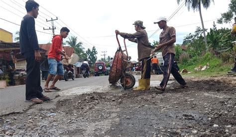 Jalan Provinsi Yang Rusak Tak Kunjung Di Perbaiki Warga Andaleh