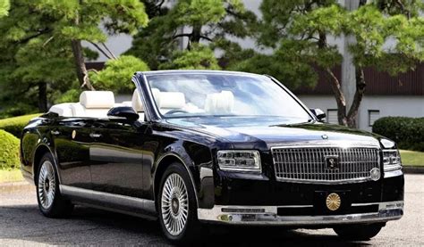 日本德仁天皇即位，丰田献上“贺礼”，一台挂菊花标的敞篷车腾讯新闻