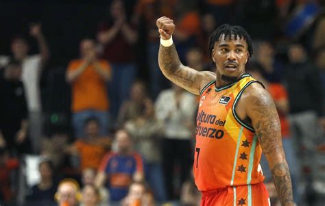 Valencia Basket Tira De Orgullo Y Defensa Para Remontar Al Lenovo