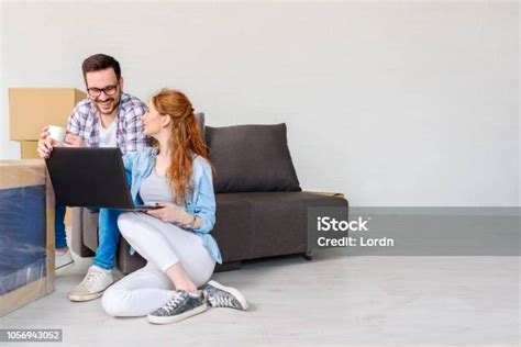 젊은 커플 새로운 가정으로 이동 앉아 하 고 압축을 푼 후 휴식입니다 새 집으로 이사에 대한 스톡 사진 및 기타 이미지 새