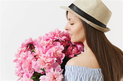 흰색 바탕에 파란 드레스 모자 분홍색 모란 꽃의 킁 킁 꽃다발에에서 젊은 부드러운 여자 절연 성 발렌타인의 날 국제 여성의 날