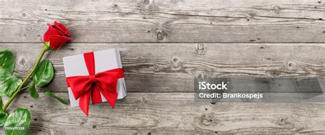 빨간 장미와 흰색 선물 상자 나무 테이블 3d 렌더링에 빨간 리본 개념에 대한 스톡 사진 및 기타 이미지 개념 계절 고풍스런 Istock