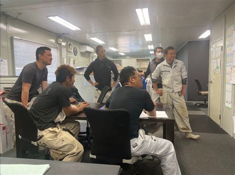 柏本社 夕方の事務所 株式会社エスブロック 住宅や地域のブロック、外構、造成、解体、水道工事