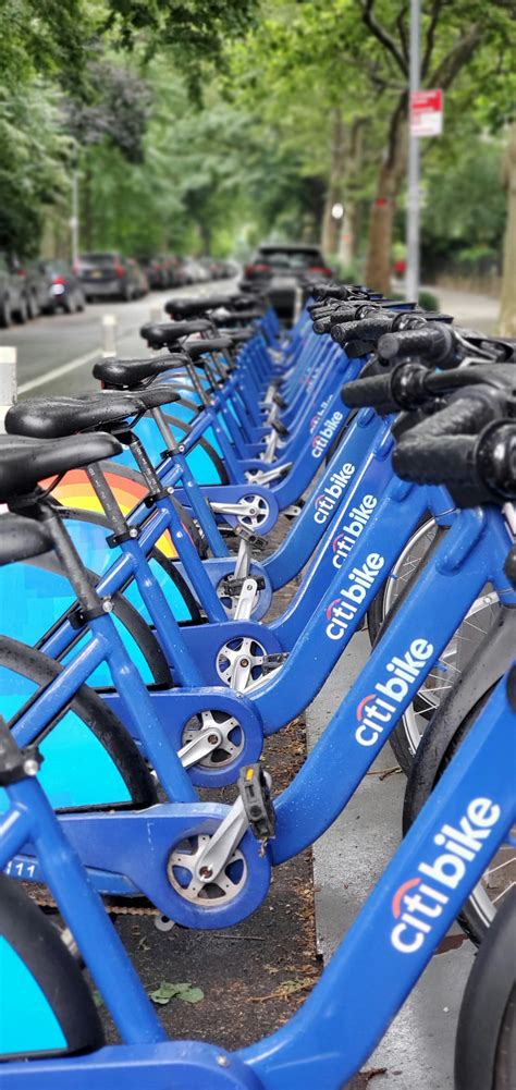有关户外 交通枢纽 停靠的自行车 公共交通工具 公共自行车 共享经济 出租自行车 出行便利 可持续交通 城市场景 城市