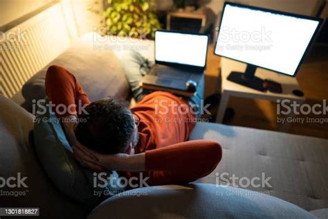 자신의 노트북과 컴퓨터 모니터에 재고 패턴을 따라 한 사업가 증권 시장과 거래소에 대한 스톡 사진 및 기타 이미지 증권 시장과 거래소 전자 학습 팟캐스팅 Istock