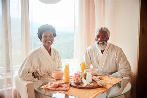 아침에 함께 아침 식사를 하는 목욕 가운을 입은 웃는 커플 2명에 대한 스톡 사진 및 기타 이미지 2명 가정 생활 건강한 생활방식 Istock