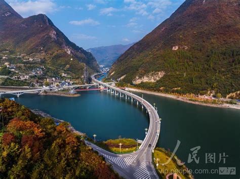 湖北兴山水上公路红叶美 人民图片网