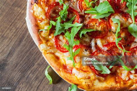 모 짜 렐 라 치즈 토마토 후추 향신료와 신선한 Arugula와 채식 피자 이탈리아 피자입니다 피자 마르게리타 또는 나무 테이블