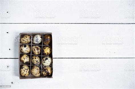 부활절 봄 구성 메 추 라 기 계란 상자입니다 텍스트에 대 한 장소를 가진 백색 나무 배경에 초상화를 닫습니다 계란상자에 대한