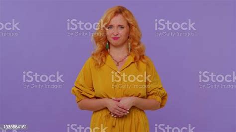 실패의 이유를 묻는 불만족 빨간 머리 소녀 불신 자극을 표현 지루함을 느낀다 20 29세에 대한 스톡 사진 및 기타 이미지