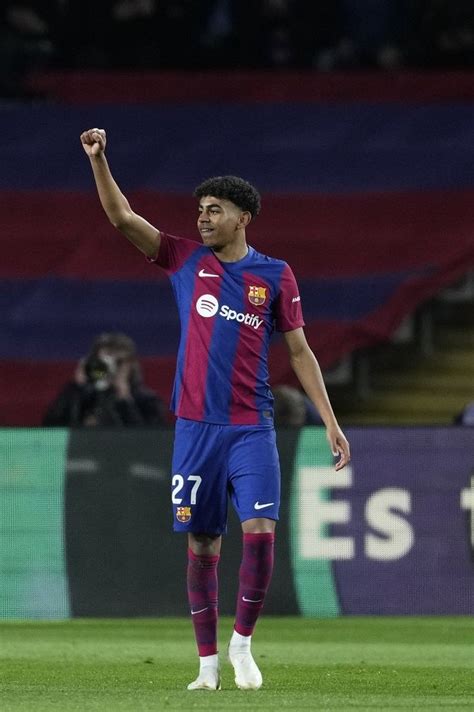 والپیپر های فوتبالی¹ لمینه یامال طرفداری