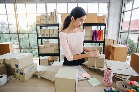 여자 온라인 쇼핑 택배 중소 기업 전자 상거래 개념에서 패키지 상자를 나눠 주고 준비에 대한 스톡 사진 및 기타 이미지 준비