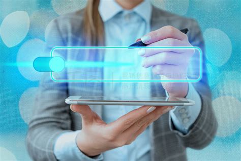 安全高清图片 Web 数据信息安全应用系统的图形挂锁。虚拟显示器上最新数字技术保护数据挂锁安全的图形。有锁的商人保证。 生活方式免费下载