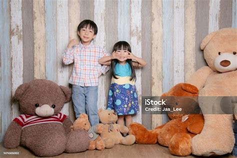테디 베어와 함께 방에서 재미있는 얼굴을 만드는 소년과 소녀 2 3 살에 대한 스톡 사진 및 기타 이미지 2 3 살 2명 4 5세 Istock