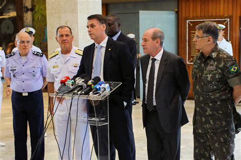 Bolsonaro abre crise militares após demissão de comandantes das Forças Armadas Reportagem