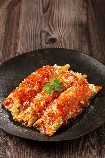 다진 고기로 채워진 팬케이크와 토마토 소스와 강판 치즈를 얹습니다 0명에 대한 스톡 사진 및 기타 이미지 0명 강판에 갈기 건강한 생활방식 Istock