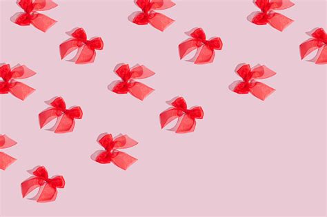 복사 공간이있는 파스텔 핑크 배경에 빨간색 리본으로 만든 창조적 인 패턴 최소한의 발렌타인 컨셉 개념에 대한 스톡 사진 및 기타 이미지 Istock