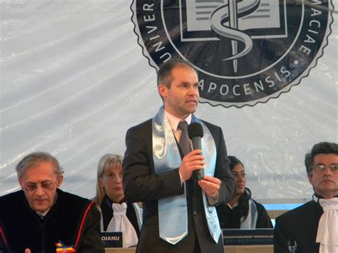 Ceremonie De Absolvire La UMF Cluj Studentii Au Cantat Si Au Rostit Juramantul Lui Hipocrate