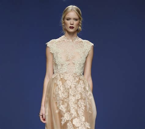 10 robes de mariée qui se parent d une élégante couleur nude Mariage