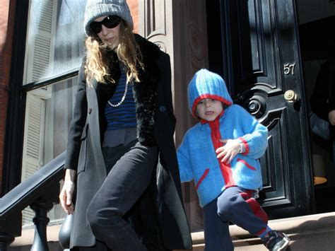 Sarah Jessica Parker Kler Opp Sønnen I Brukttøy