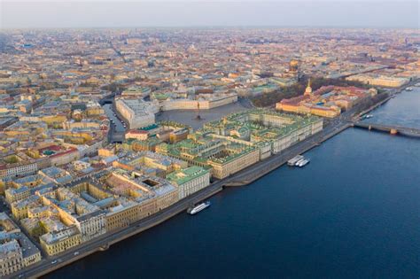 Palais D hiver Sur La Place De Palais à St Petersburg Et L Amirauté Dans La Vue Aérienne De