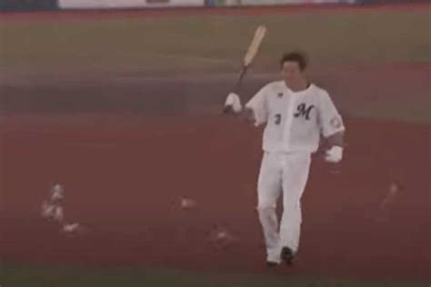 鳥の群れで試合中断 バット持ち撃退した角中に場内大拍手＆ネット絶賛「一番効いた」 Full Count