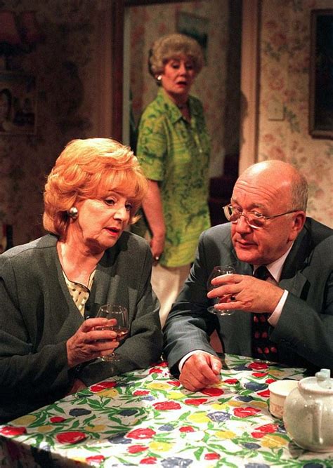 Coronation Streets Vera Duckworth Liz Dawn Dies Aged 77 Daily Mail