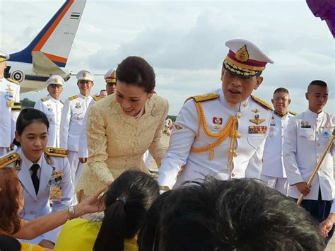 ในหลวง พระราชินีทรงเยี่ยมปชช เฝ้าฯรับเสด็จในสนามบินตรัง