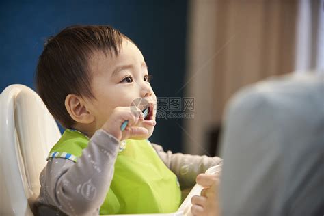 年轻妈妈喂宝宝吃饭高清图片下载 正版图片502158973 摄图网