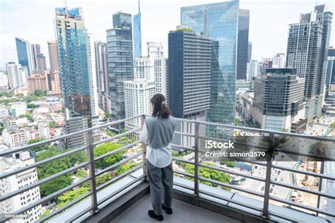 도시가 내려다보이는 옥상에서 휴대전화를 사용하는 아시아 여성 사업가 사무실에 대한 스톡 사진 및 기타 이미지 사무실 여자 사업가 지붕 Istock