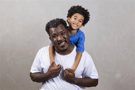 Afro Pai E Filho Negro Sobre Fundo Cinza Sorrindo E Feliz Papai Afro