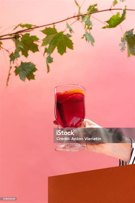 맛있는 향기로운 칵테일을 곁들인 유리 오렌지 슬라이스가 들어간 Mulled 와인 핑크 배경 위에 고립 된 계피 스틱 카다몬에 대한 스톡 사진 및 기타 이미지 Istock