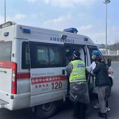 春运路上司乘突发脑溢血，收费员紧急救助暖人心小潘殷师傅妇女