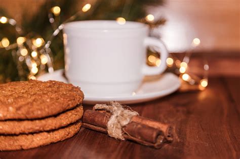 핫 초콜릿과 수제 쿠키 한 잔 계피와 크리스마스 조명으로 장식된 흰색 머그잔과 그릇에 담겨 제공됩니다 0명에 대한 스톡 사진 및 기타 이미지 Istock