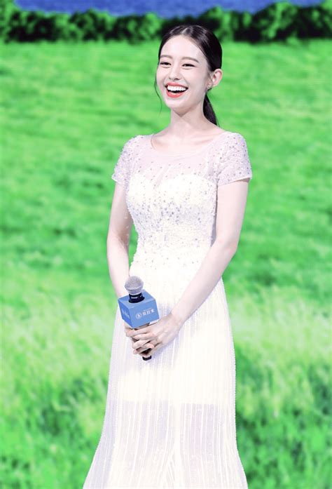 郎朗娇妻吉娜穿仙美白裙 倚钢琴秀婀娜曲线 搜狐大视野 搜狐新闻