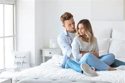 拥抱 两性关系 夫妻 爱 快乐 接吻 女朋友 幸福 室内 男性 女性 家 亲密 情侣 微笑 男朋友 花瓣网