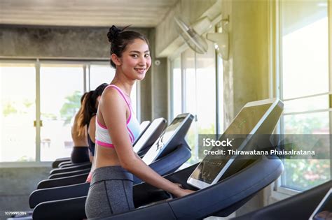 그룹 사람들은 조깅 피트 니스 디딜 방 아에 젊은 사람들은 헬스 클럽에 디딜 방 아에서 실행 귀여운 젊은 아시아 운동 헬스 클럽에 디딜 방 아에 그녀는 피트 니스 센터에서