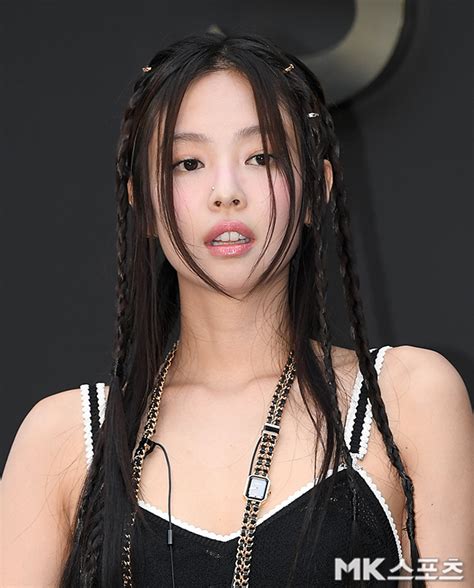 제니 인간 샤넬 빛나는 올블랙 바디 고혹적 시스루 원피스 입고 시선 강탈 스타와 패션