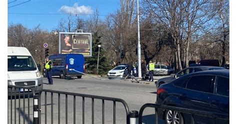 Светофарна уредба се стовари върху бус и кола в Пловдив няма пострадали