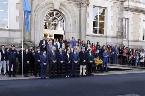 La Xunta muestra su condena a la violencia de género con un minuto de silencio Mujeres en Galicia