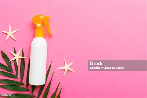 자외선 차단제 스프레이 병 태양 보호 크림과 색상 배경에 열대 녹색 잎이있는 바다 껍질이있는 병 상단 전망 개념에 대한 스톡 사진 및 기타 이미지 Istock