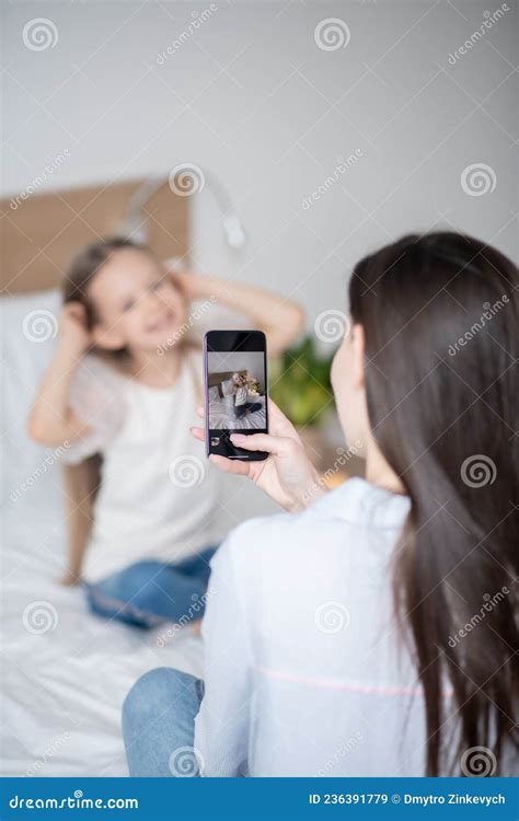 Mujer Haciendo Una Foto De Su Hija Imagen De Archivo Imagen De Foto Fotografiar