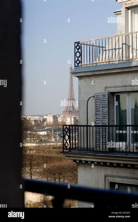 La Tour Eiffel Vue Depuis Une Fenêtre Dhôtel Par Le Biais Dabri International Et Du Balcon