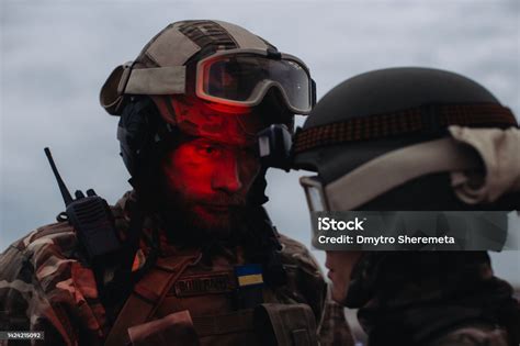 팔에 있는 형제 남자와 여자 하늘의 배경에 우크라이나어 군대 우크라이나와 러시아 사이의 전쟁 2명에 대한 스톡 사진 및 기타 이미지 Istock