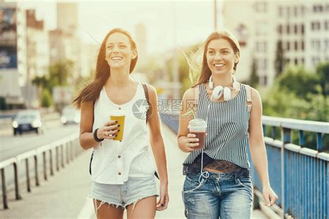 两个快乐的女人在城里一起玩得很开心有高清图片下载 正版图片503585851 摄图网