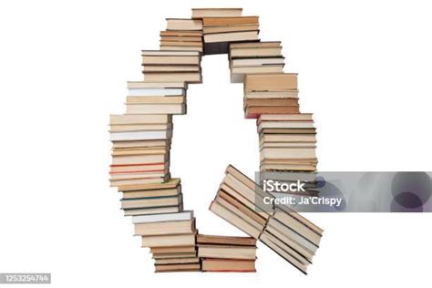 편지 흰색 배경에 고립 된 책으로 만든 Q 알파벳에서 책 편지 글꼴 모형 교육의 개념 아무도 0명에 대한 스톡 사진 및 기타