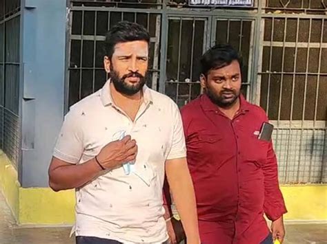 Actor Santhanam Krivalam Came To Palani Murugan Temple And Had Darshan